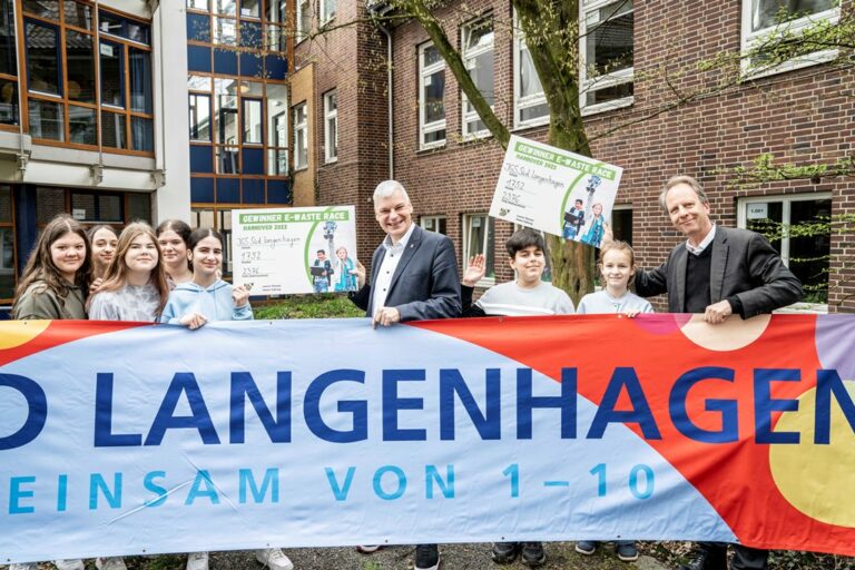 Shino_Photography_rechts Prof.Dr. Fleisch, links Bürgermeister M. Heuer ...